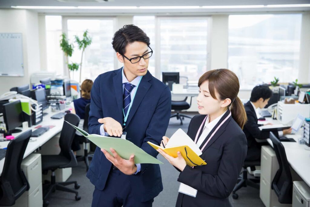 OJTとは？企業がOJTに取り組むメリットとOJT実践の秘訣 - 顧問のチカラ｜KENJINS[ケンジンズ]